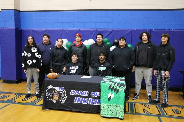 Four Winds’ Marial Deng officially signs with UND football | Devil's ...