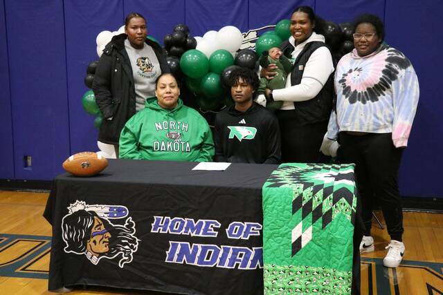 Four Winds’ Marial Deng officially signs with UND football | Devil's ...